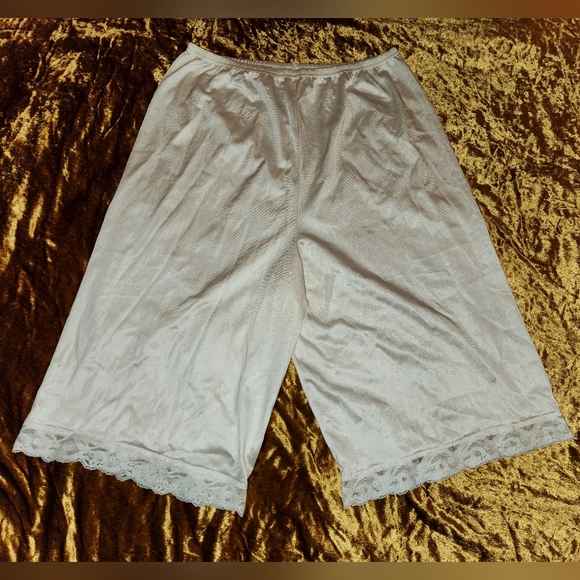Vanity Fair | Intimates & Sleepwear | Vintage 97s Ivory White Lace Trim ...